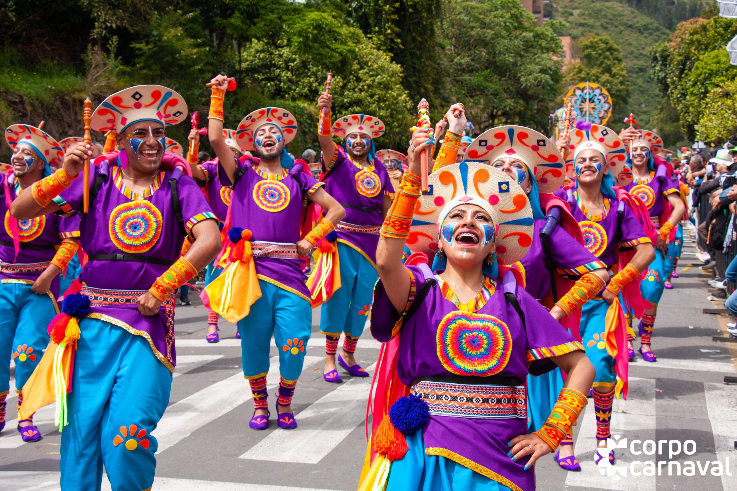 Desfile De Carnaval En Blanco Y Negro Regresa El Deslumbrante Carnaval
