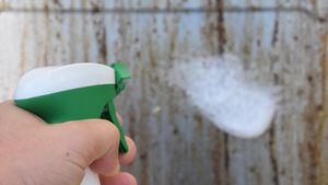 ¿Para qué sirve poner un vaso de vinagre en la nevera?